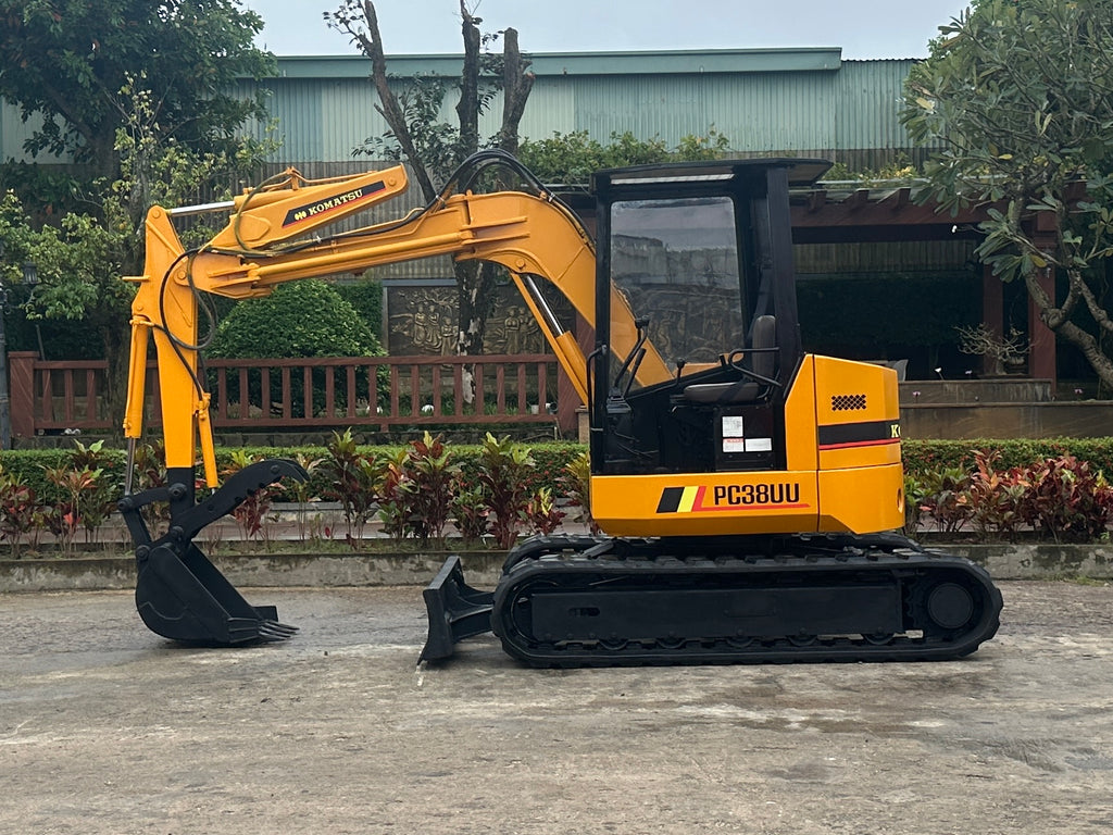 038.02 Komatsu PC38UU Mini Excavator S/N 1775 – The NGO Company
